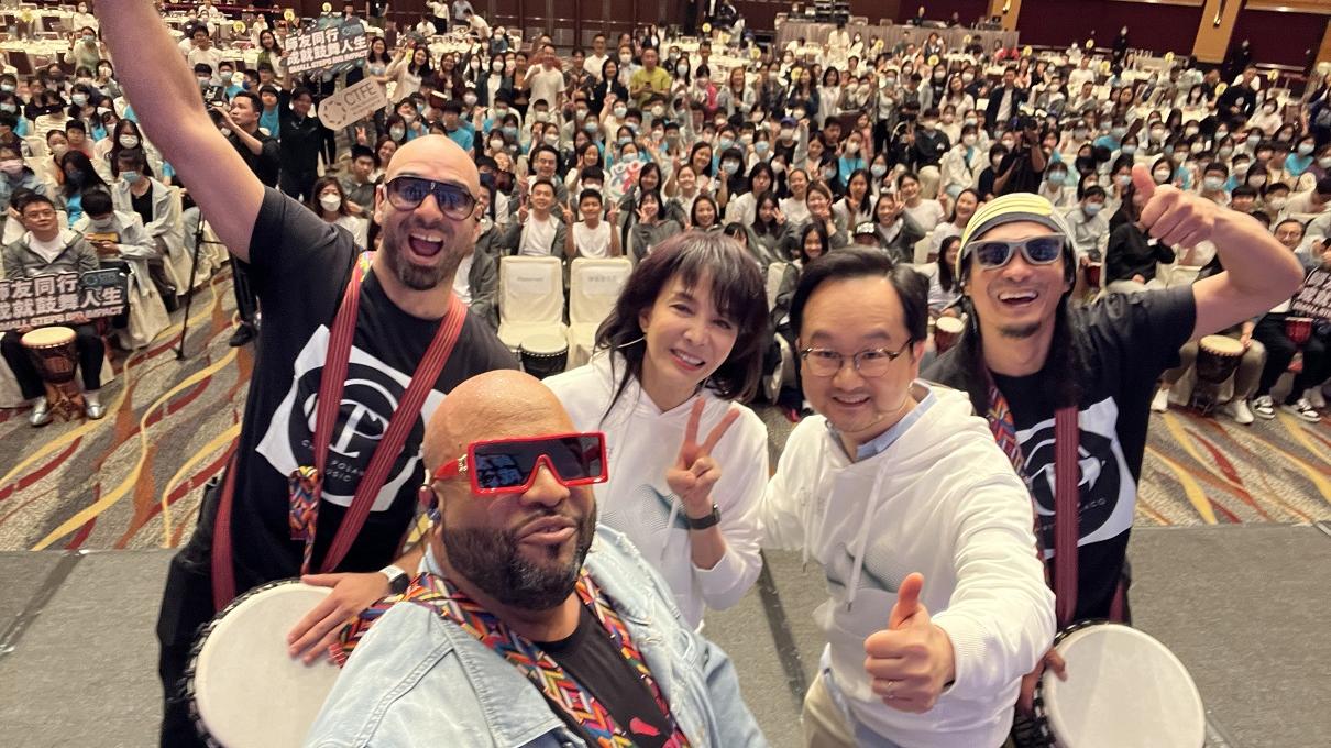 Do姐即席學打非洲鼓 與500年輕人合奏《WE WILL ROCK YOU》 | am730